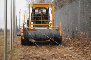 Rapid Roller | Barb Wire Roller | Barb wire winder for skid steer